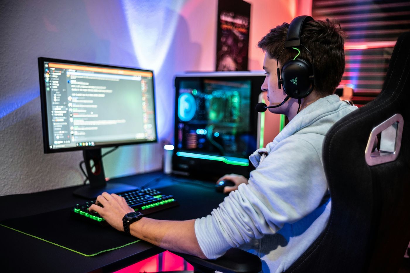 How to Balance Console and PC Gaming in Competitive Scenes